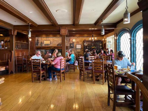 Liberty Tree Tavern and The Diamond Horseshoe in the Magic Kingdom ...