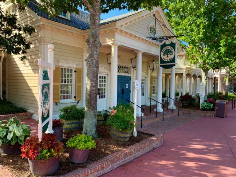 Liberty Tree Tavern and The Diamond Horseshoe in the Magic Kingdom ...
