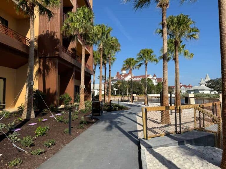 Walk Between Disney's Polynesian Village Resort and Disney's Grand ...